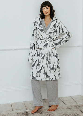 Chelsea Peers NYC Fleece Giraffe Classic Dressing Gown | Freemans