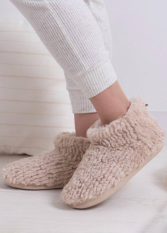 Totes Ladies Faux Fur Short Boot Slippers in Oatmeal Knit | Freemans